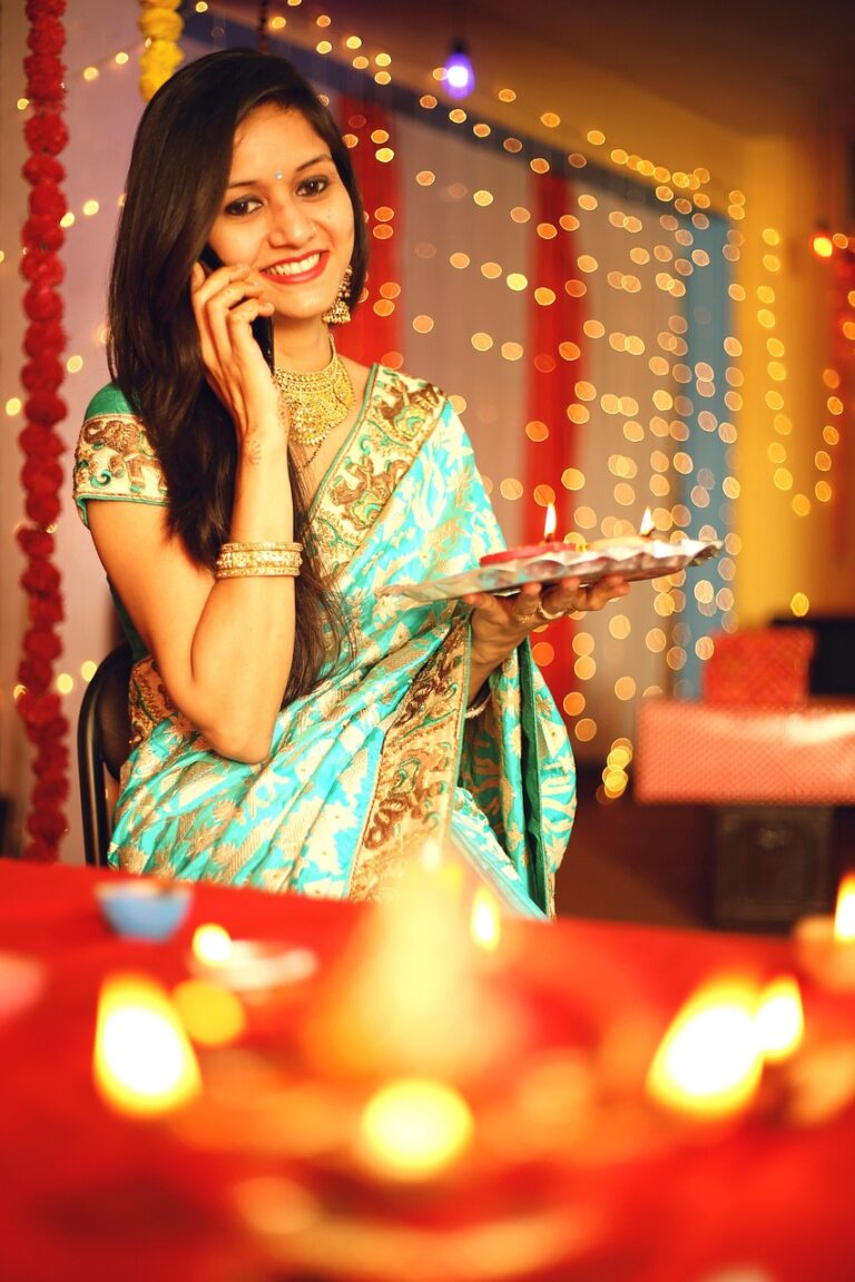 10 Stunning Diwali Saree Poses for Insta-Worthy Photos – Kanchipuram ...